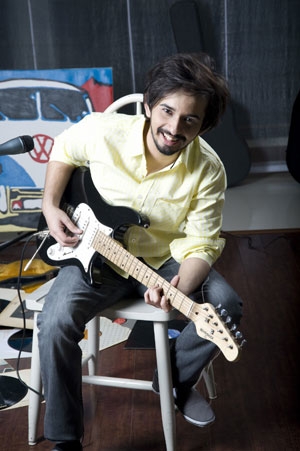 Jimmy Khan Performs ‘Pehla Pyar’ in Karachi | Newsline